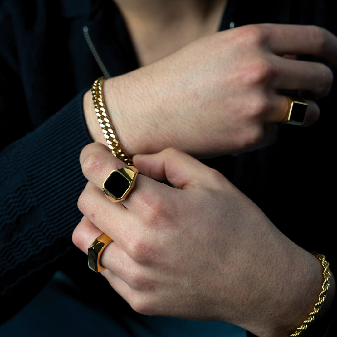 Royal Signet Ring (Gold) – Essence Amsterdam